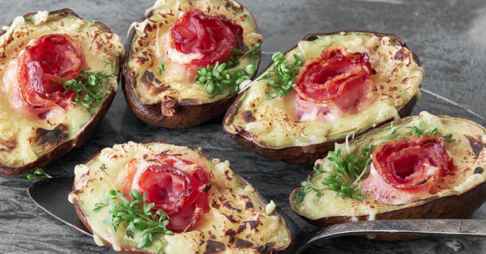 Aguacate a la brasa con queso fundido y bacon crujiente